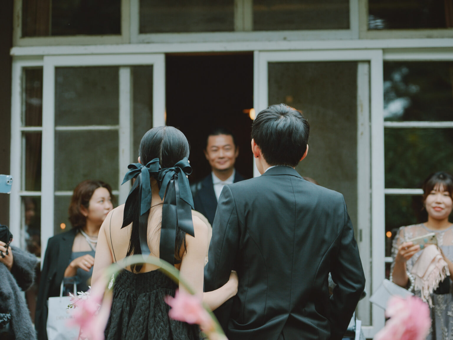 【総集編】結婚式で真似したい！おしゃれ花嫁のリボンアレンジ20選｜ヘア,結婚証明書,ペーパーアイテム,ケーキetc... | ARCH DAYS